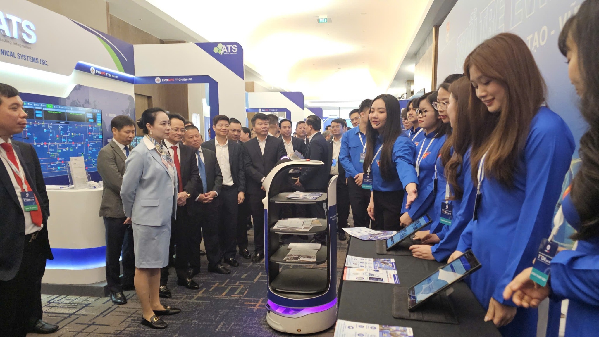 Sắc xanh tuổi trẻ EVNNPC: Tiên phong trong cuộc cách mạng công nghệ của ...